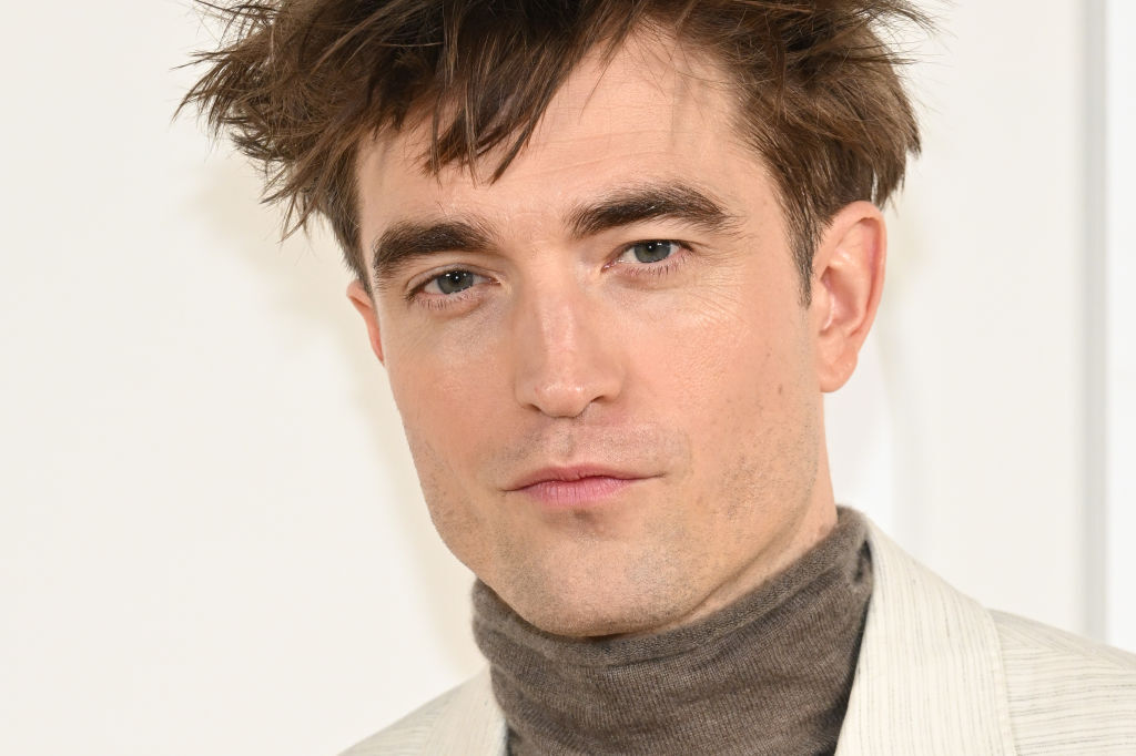 Robert Pattinson’s latest fashion serve challenges gender stereotypes ...