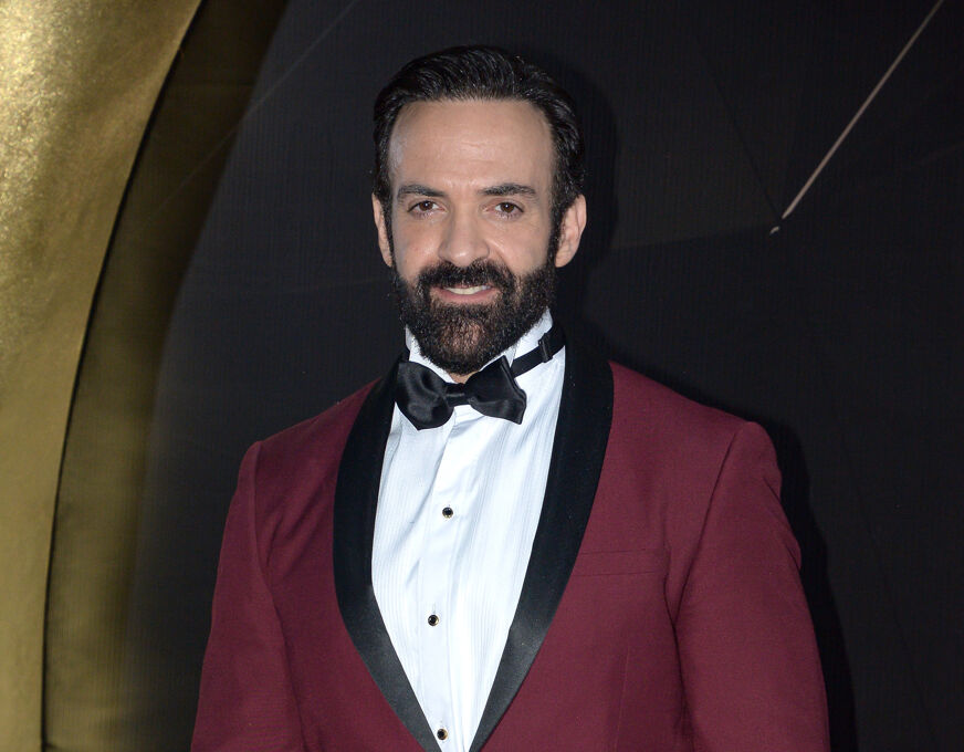 Meet Pablo Perroni, the hairy bisexual muscle daddy of your Mexican ...